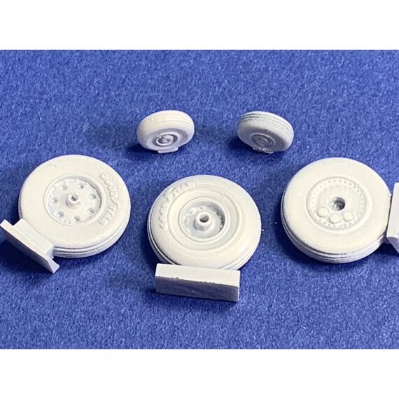 Harrier wheel set and full outrigger strut assembly